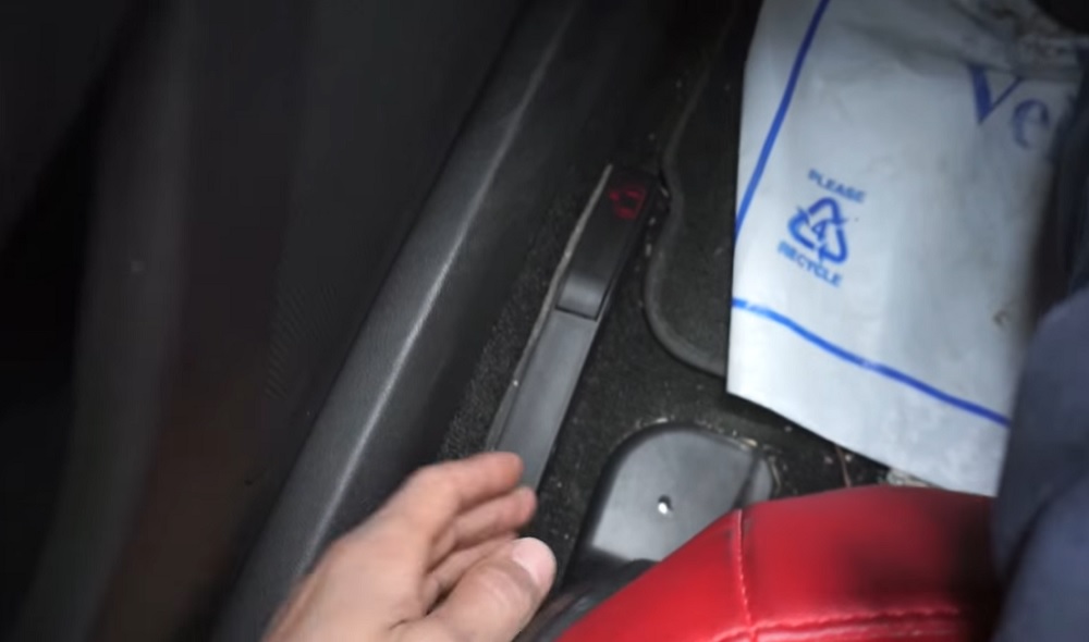 How To Get Into (or Out Of) A Corvette with a Dead Battery (C6, C7 or ...